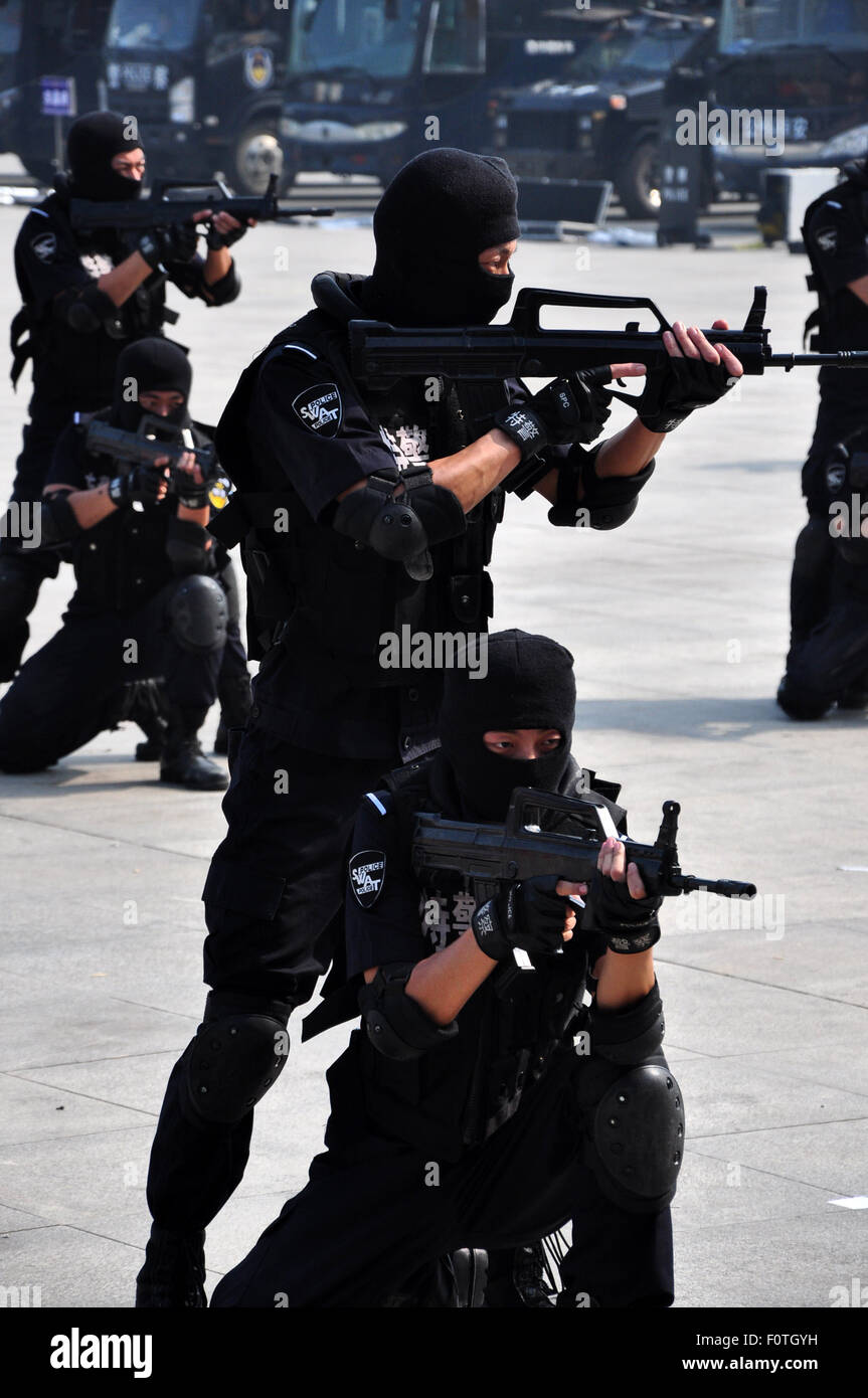 China swat team hi-res stock photography and images - Alamy
