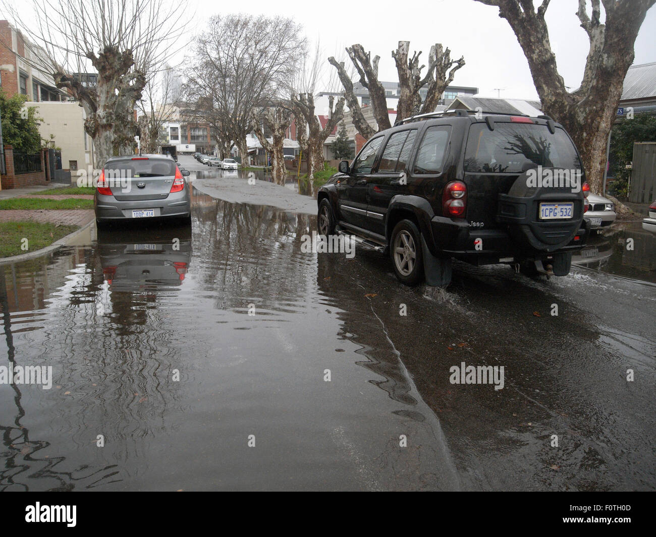 Flood water and cars hi-res stock photography and images - Alamy