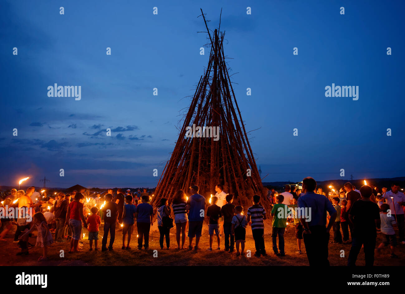 People around a bonfire hi-res stock photography and images - Alamy