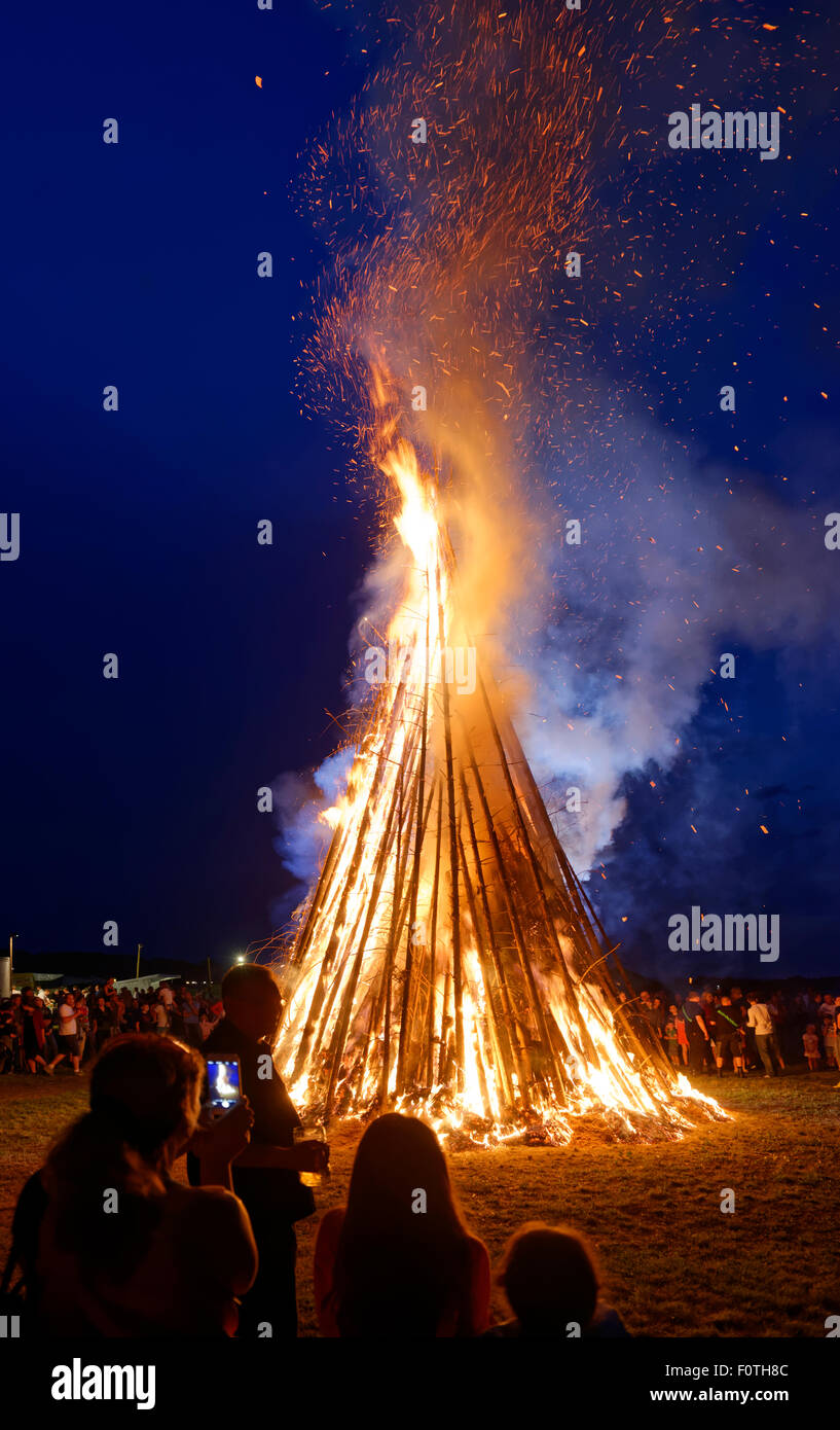 People around a bonfire hi-res stock photography and images - Alamy