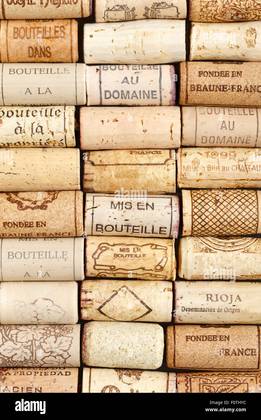 Different wine corks in a line pattern Stock Photo - Alamy