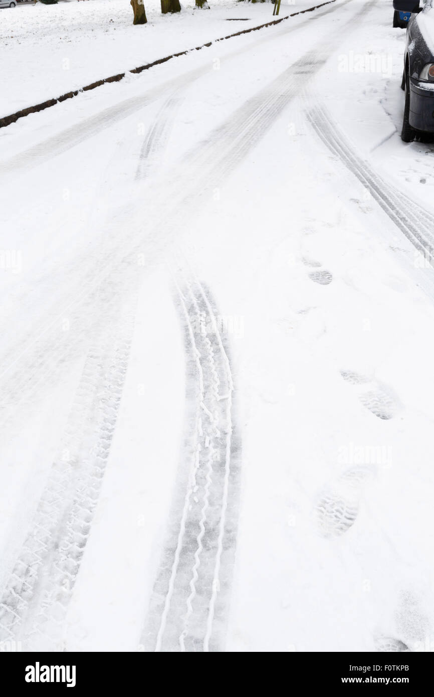 Tyre marks on road hi-res stock photography and images - Alamy