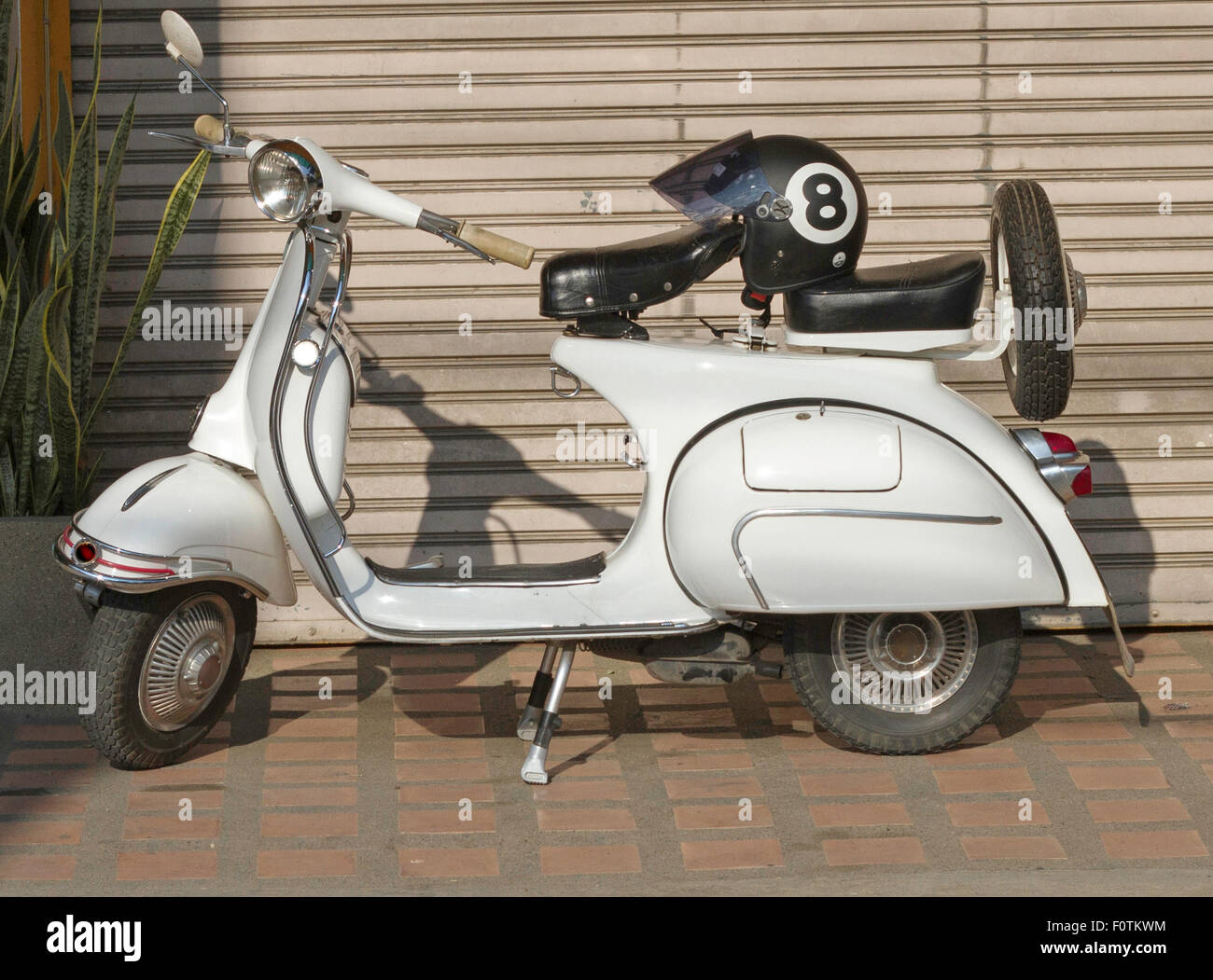 Old rusty vespa hi-res stock photography and images - Alamy