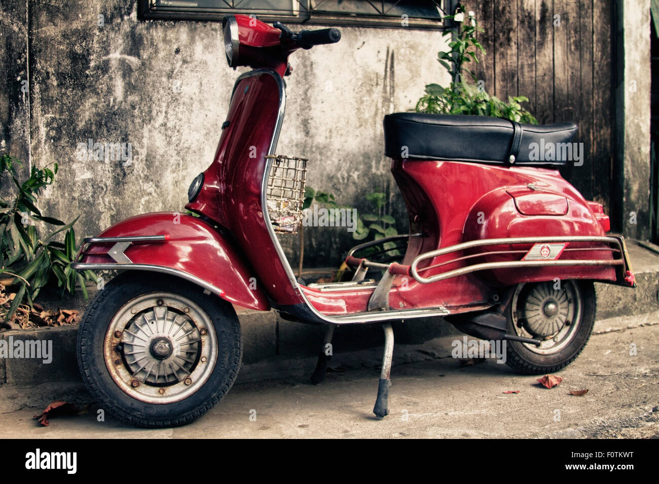 Old red moped Stock Photo - Alamy