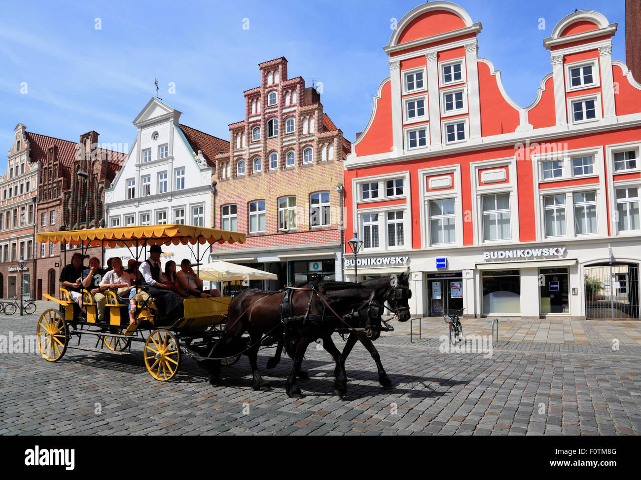 Sightseeing tour by carriage at square Am Sande, Lueneburg, Lüneburg ...