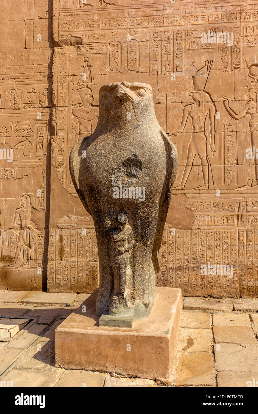 Statue horus entrance temple horus hi-res stock photography and images ...