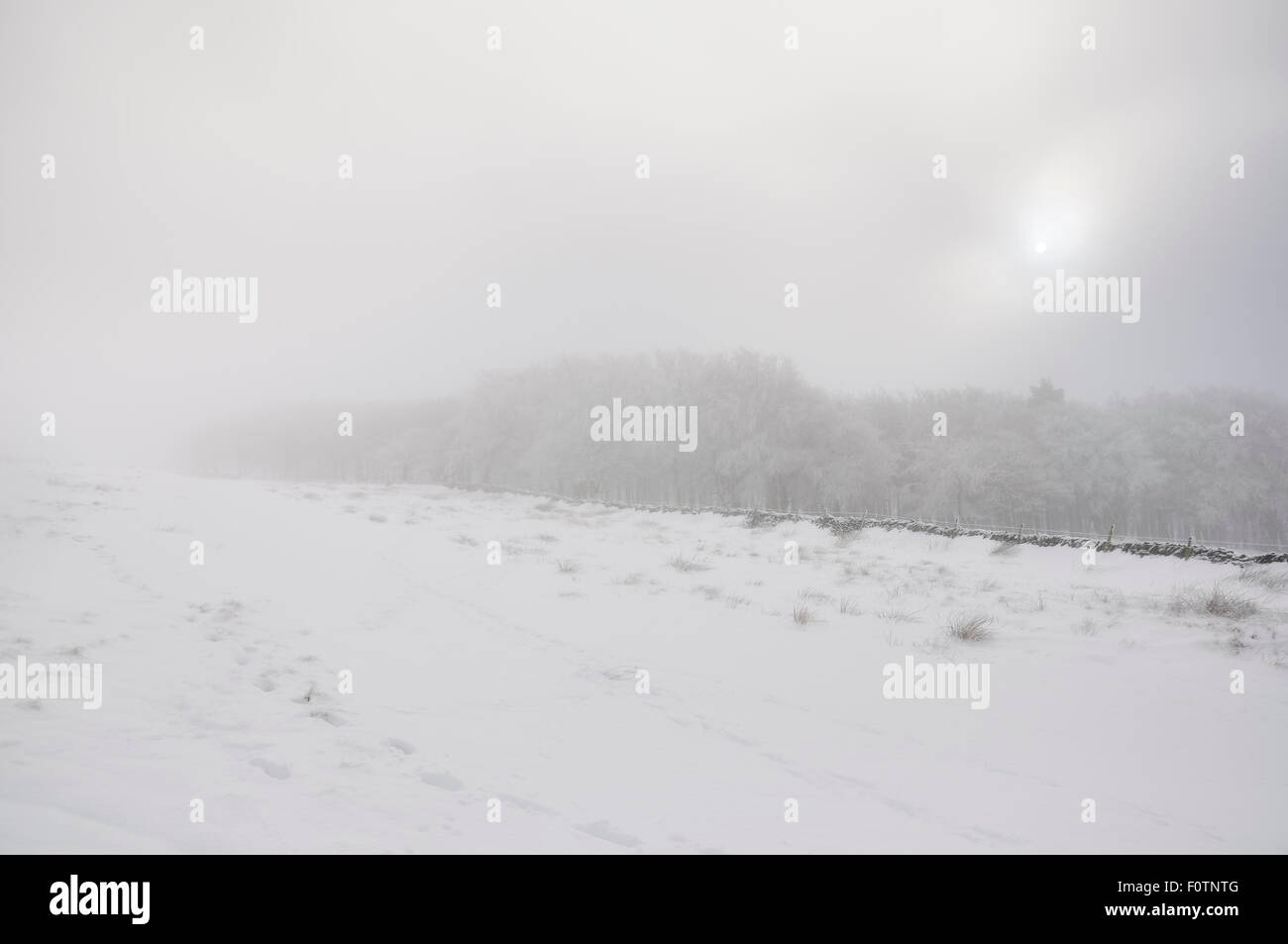 Snowy field england hi-res stock photography and images - Alamy
