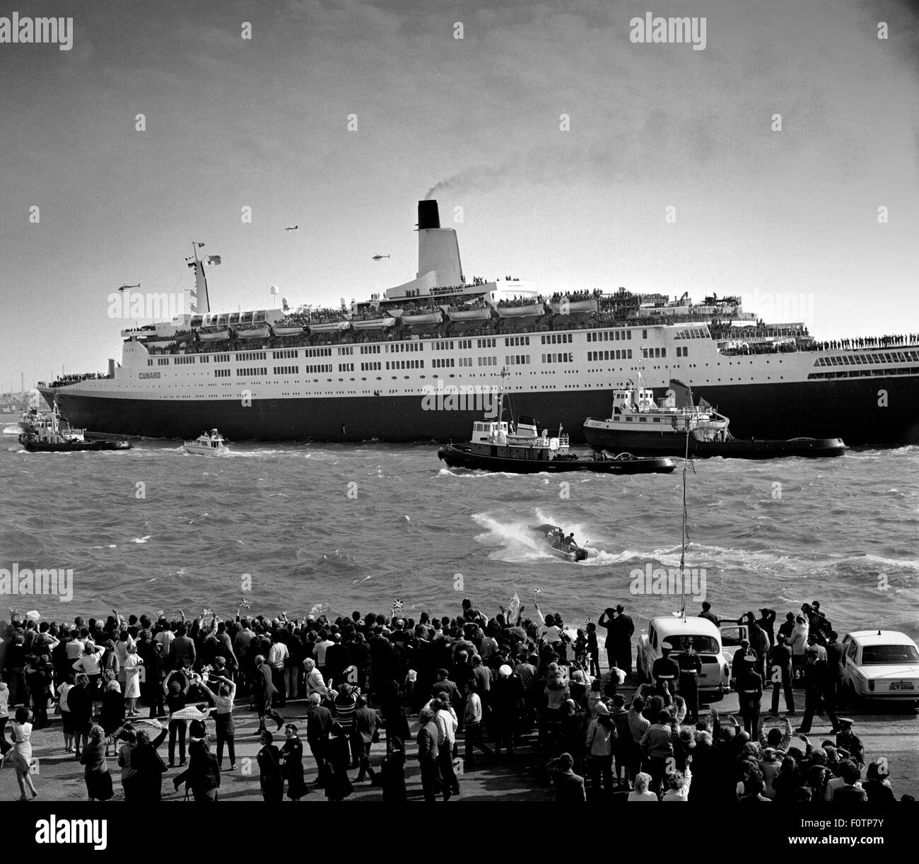 Falklands war 1982 queen elizabeth hi-res stock photography and images ...