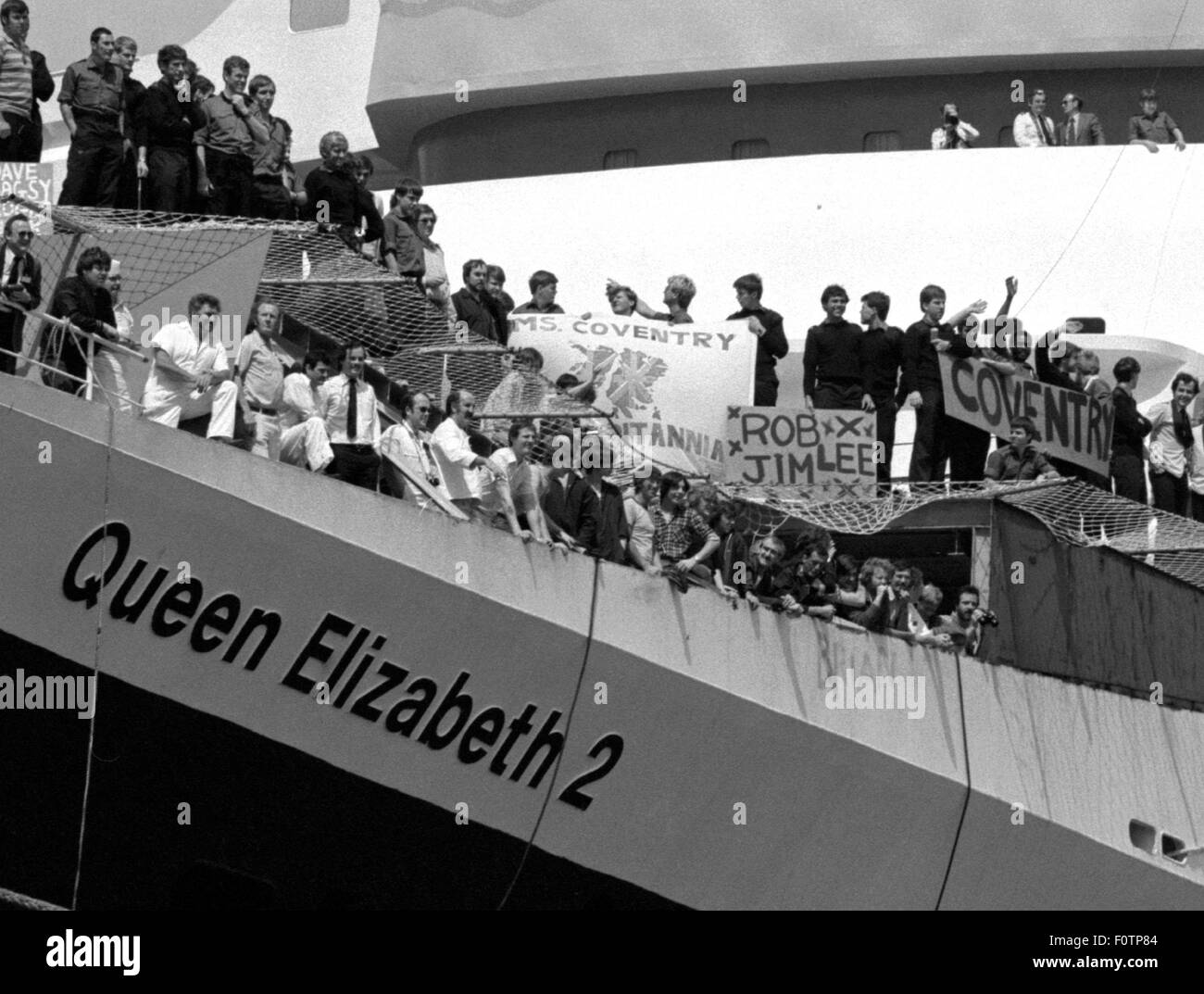 AJAXNETPHOTO. 11TH JUNE 1982. SOUTHAMPTON, ENGLAND. - TROOPSHIP QE2 ...