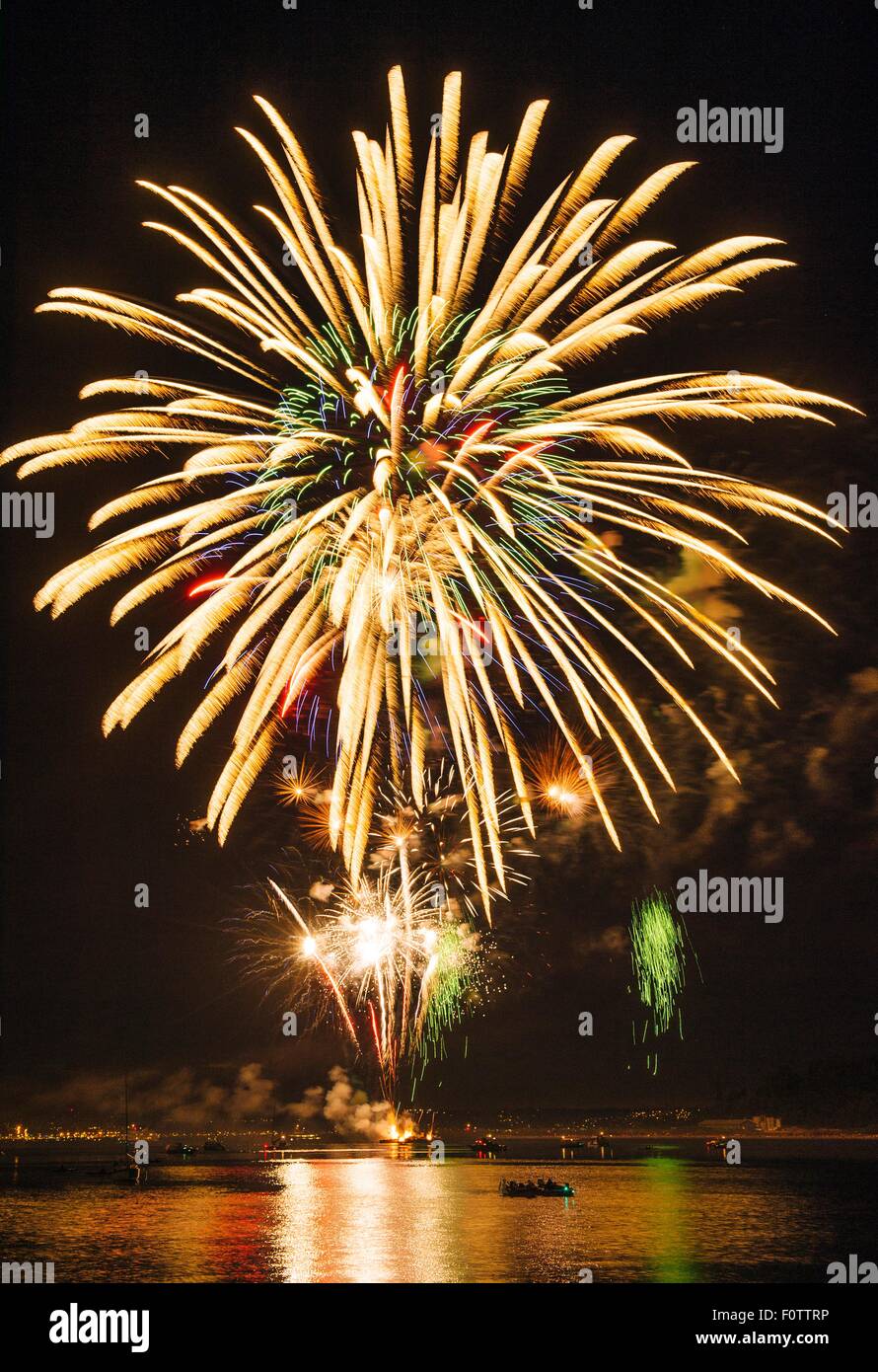 Fireworks over water hi-res stock photography and images - Alamy