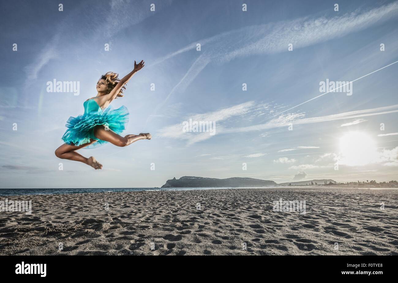 Female african american dancer leaping hi-res stock photography and ...