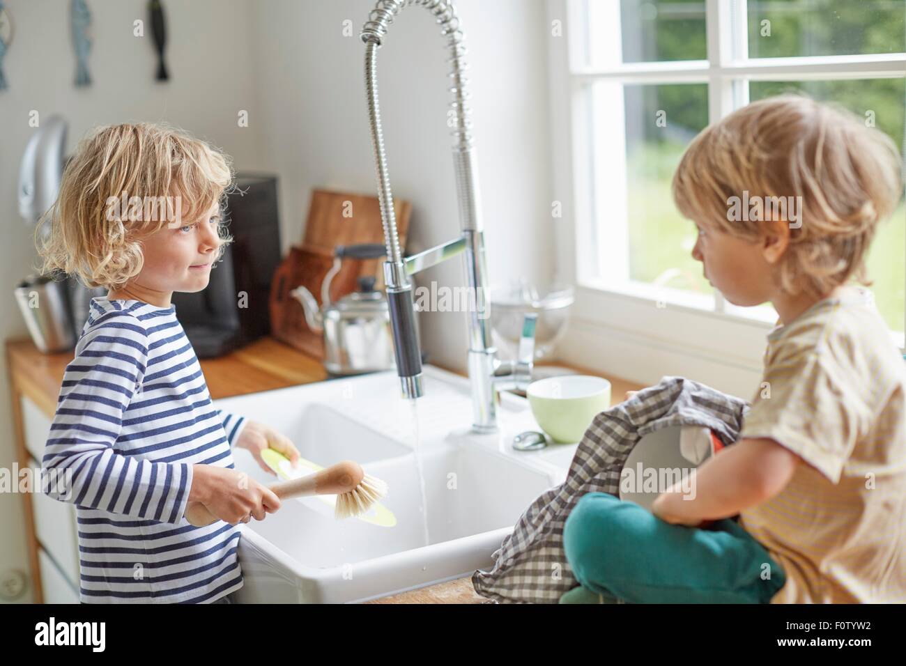Doing washing hi-res stock photography and images - Alamy