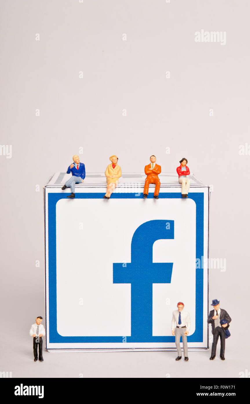 Facebook logo social networking hi-res stock photography and images - Alamy
