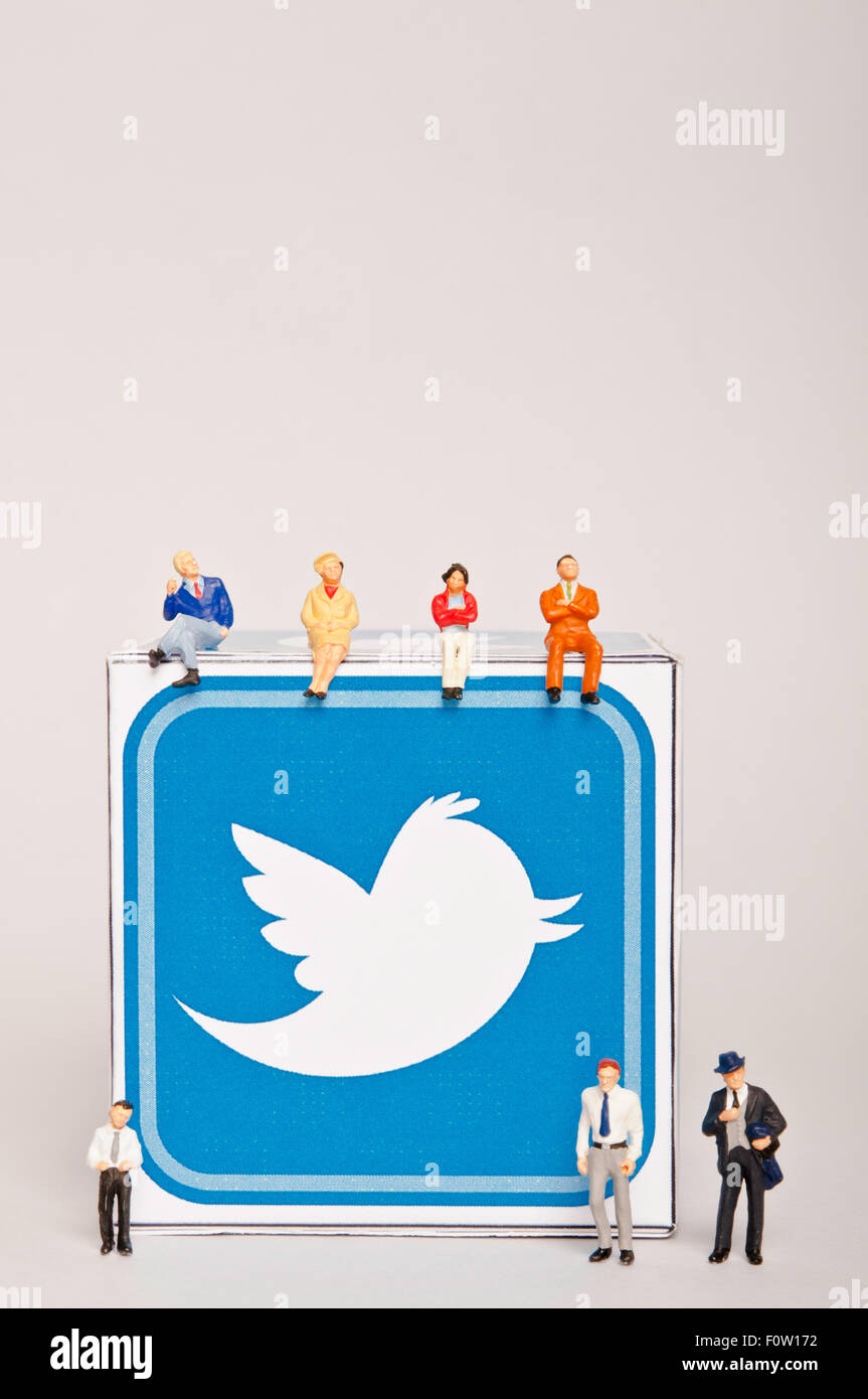 Social media connections twitter hi-res stock photography and images ...