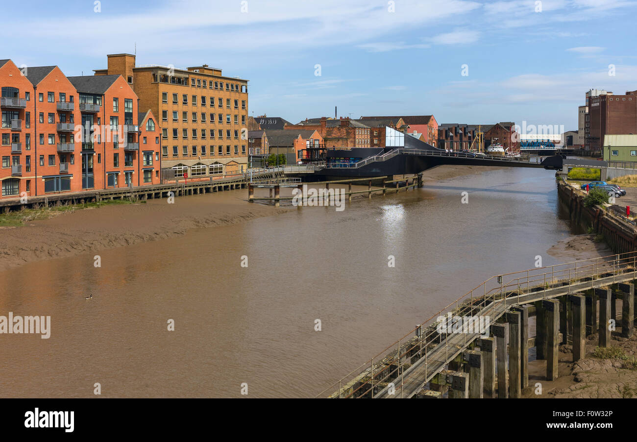 River Hull at low tide with view of Scale Lane swing bridge flanked by ...