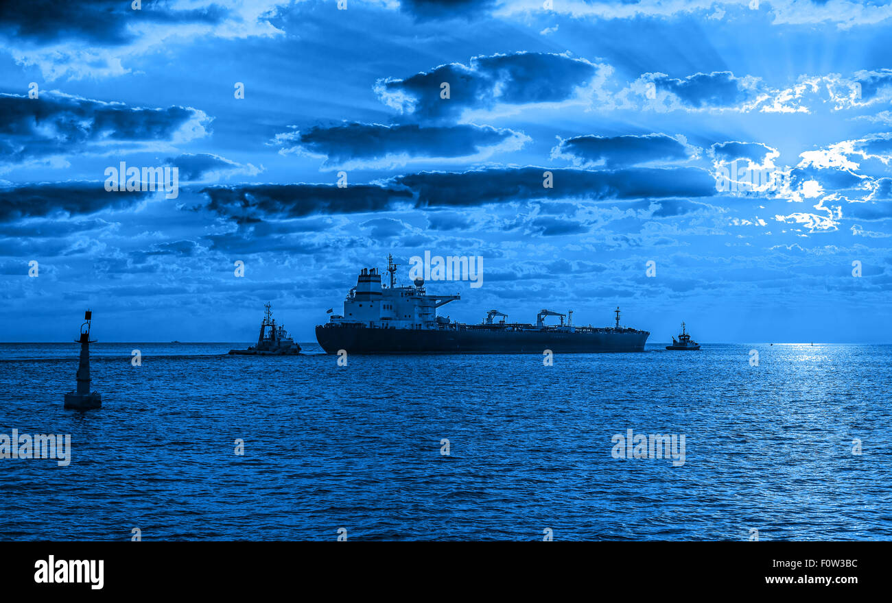 Tug boat oil tanker hi-res stock photography and images - Alamy