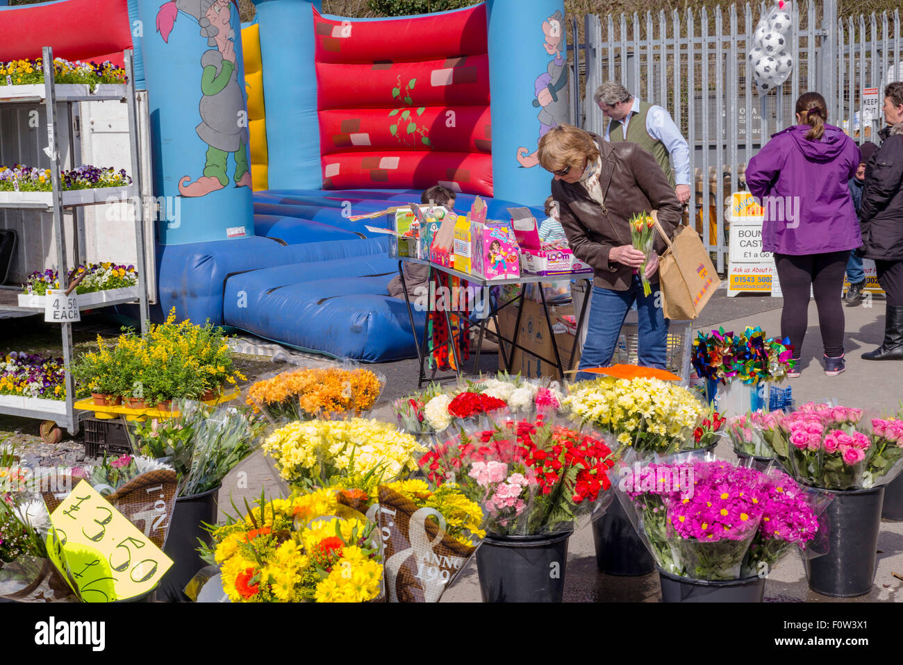 Bustling busy market stalls hi-res stock photography and images - Alamy