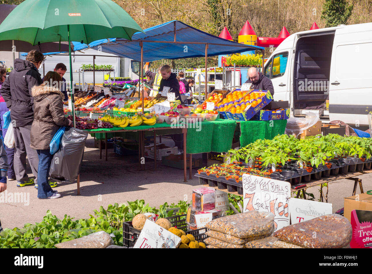 Shoppers outdoor market hi-res stock photography and images - Alamy