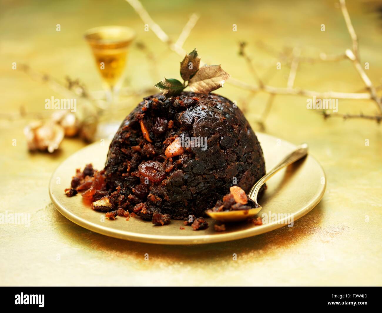 Christmas pudding on gold ceramic plate Stock Photo - Alamy