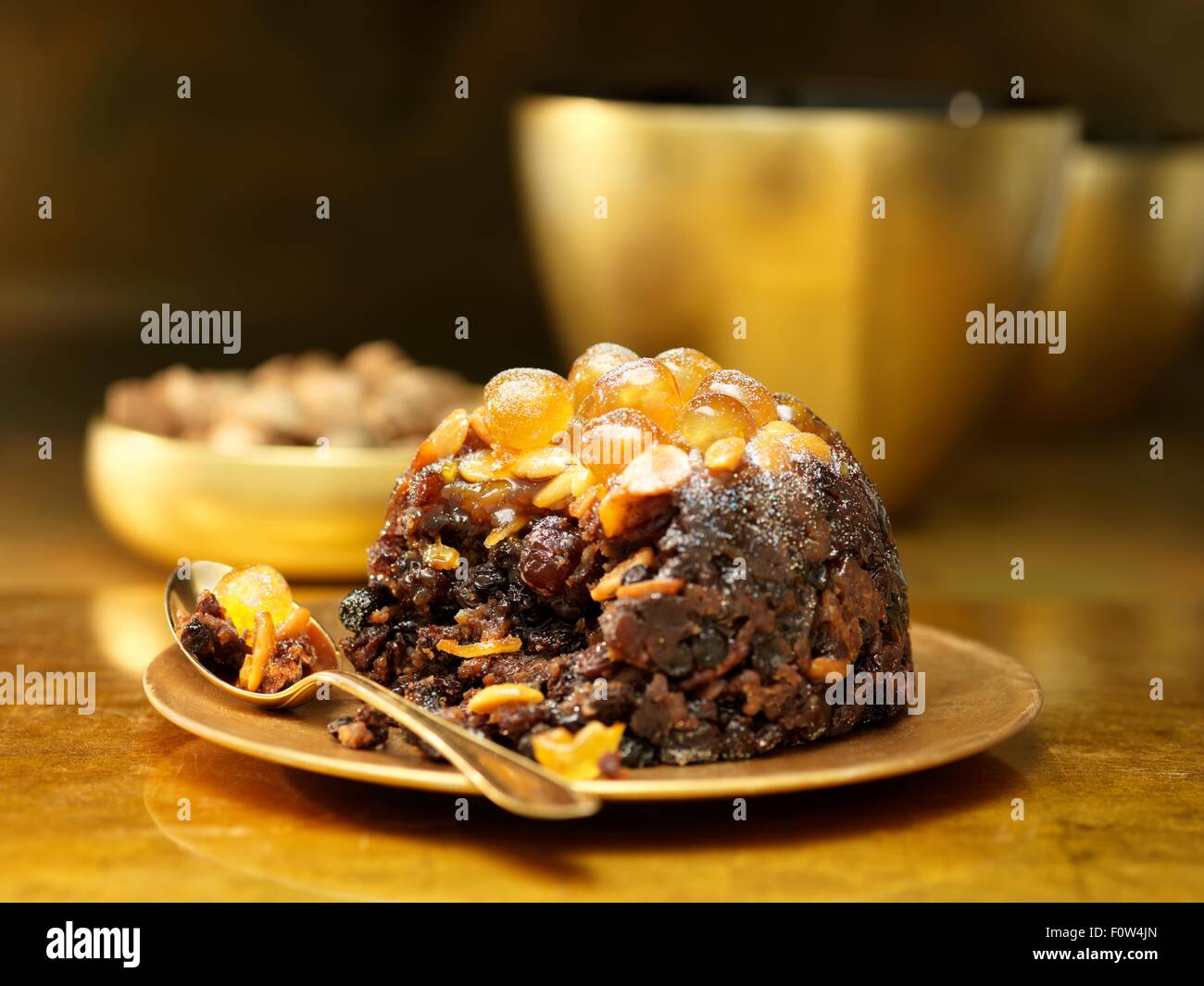 Christmas pudding on gold ceramic plate Stock Photo - Alamy