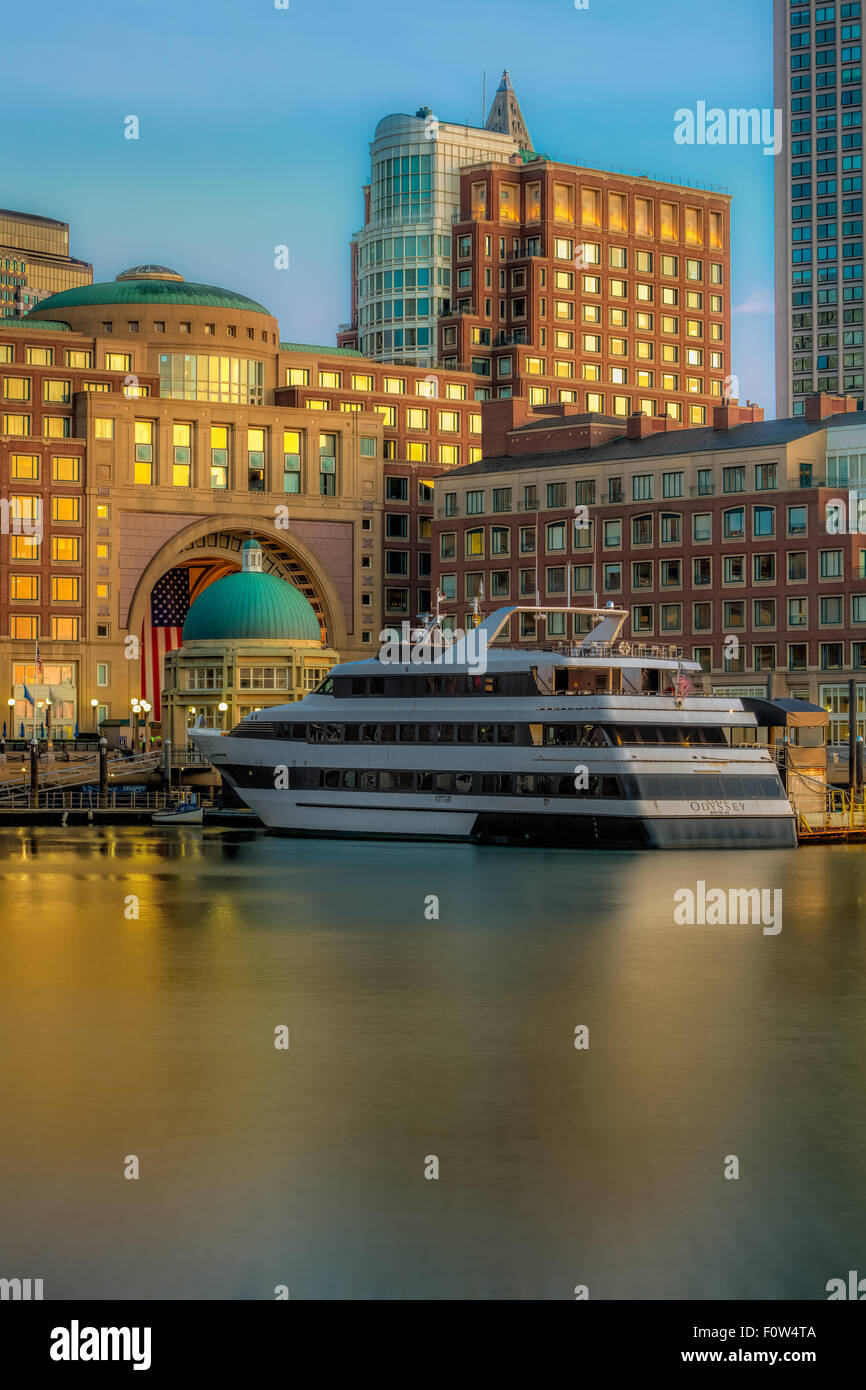 Boston Harborwalk Daybreak - A view during sunrise to Rowes Wharf, the ...