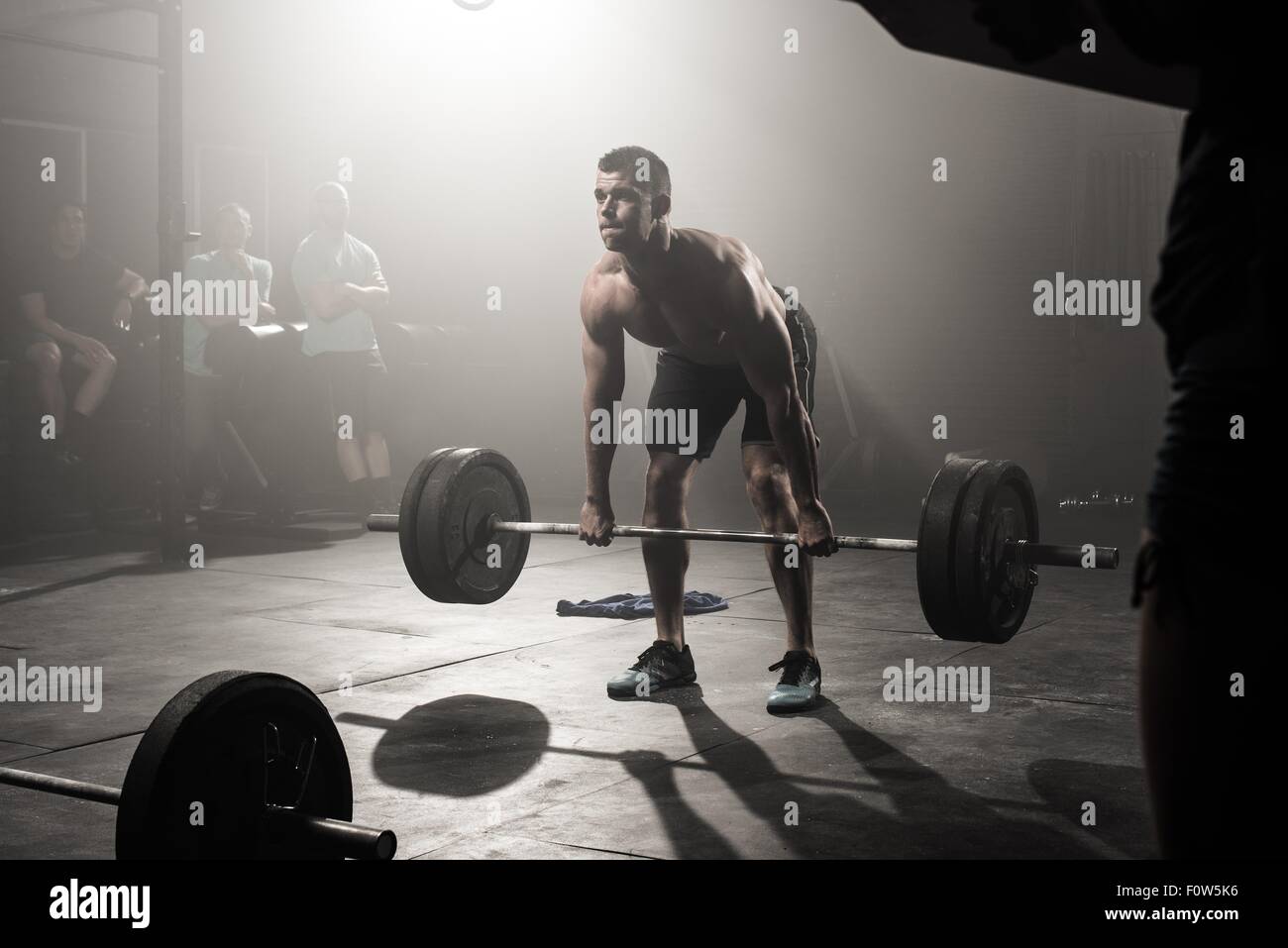 Lifting weights hi-res stock photography and images - Alamy