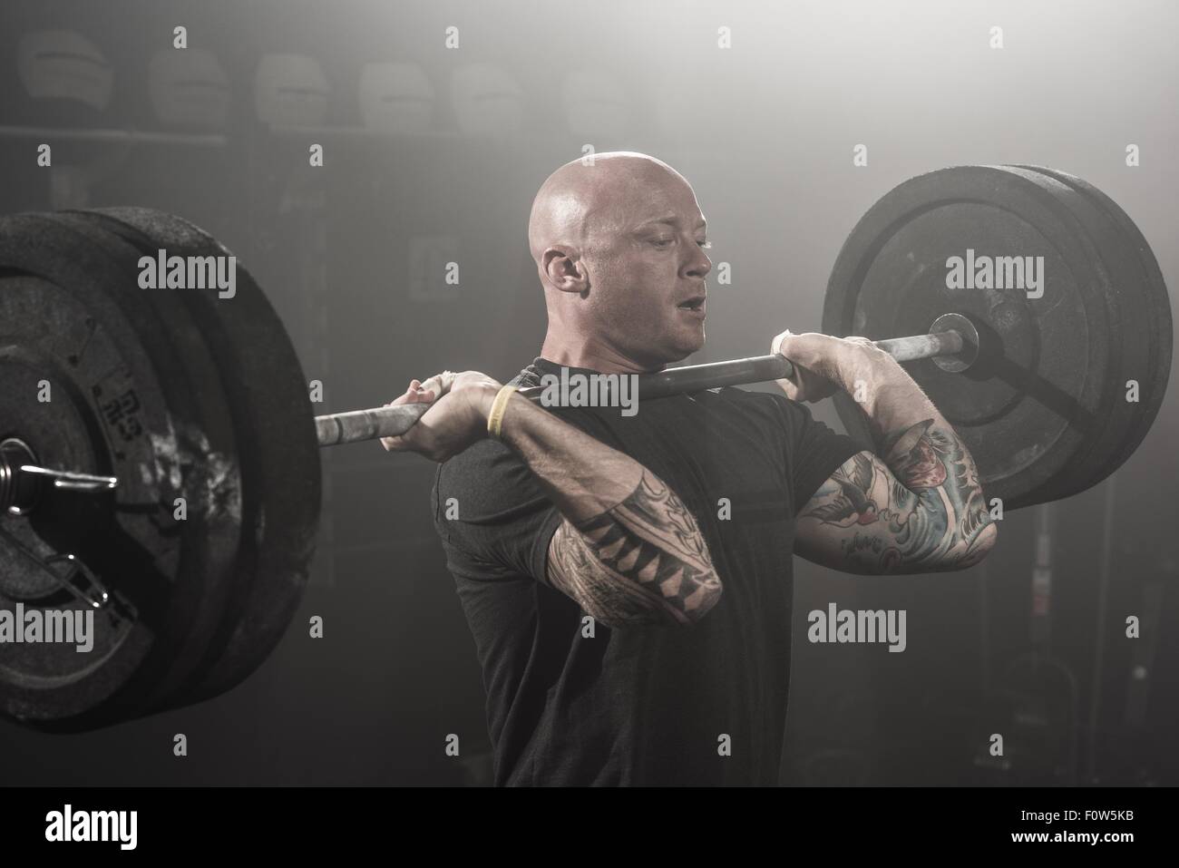 Lifting heavy t hi-res stock photography and images - Alamy