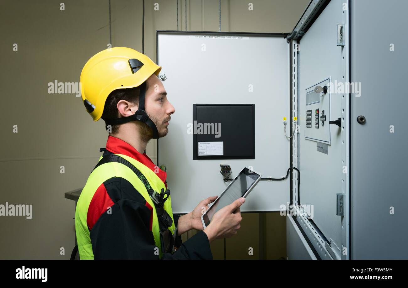 Maintenance worker hi-res stock photography and images - Alamy