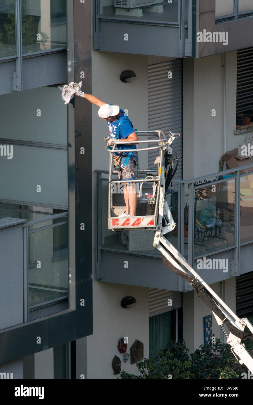 Workman on an elevated mechanical platform Stock Photo - Alamy
