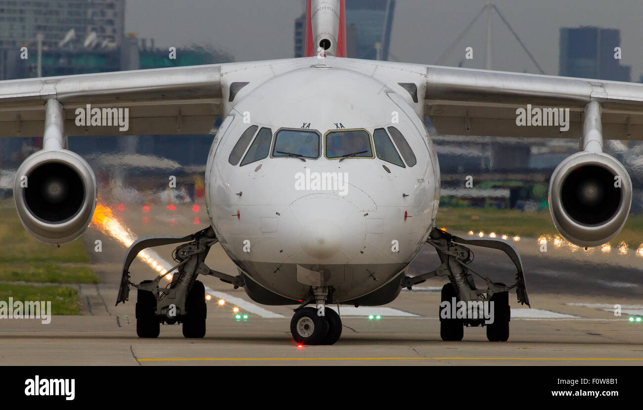 Avro rj85 hi-res stock photography and images - Alamy