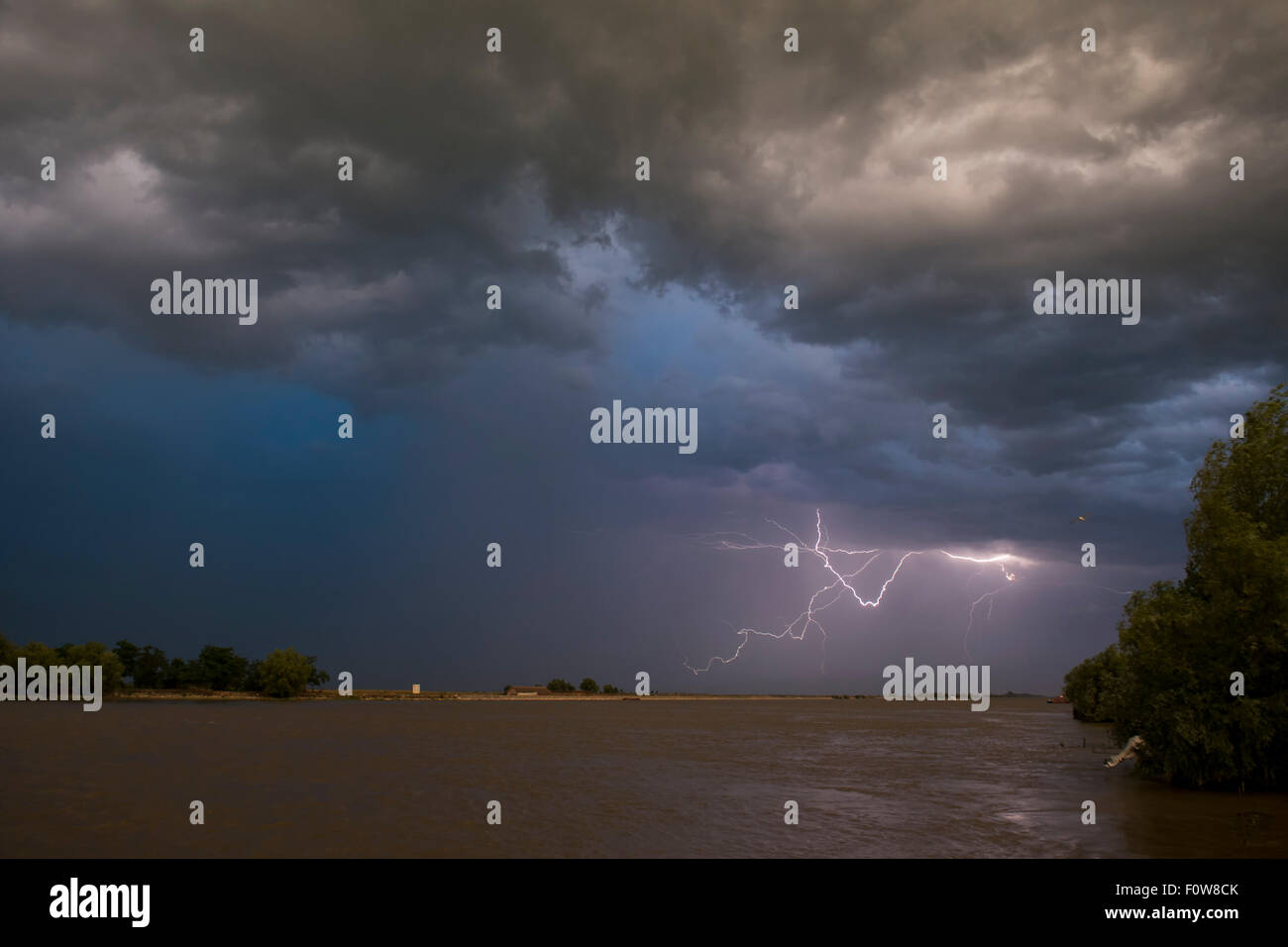 Lightning over water hi-res stock photography and images - Alamy