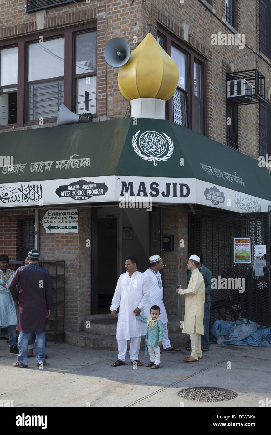 Muslims pray outside a mosque in Kensington, Brooklyn, NY for "Eid al ...