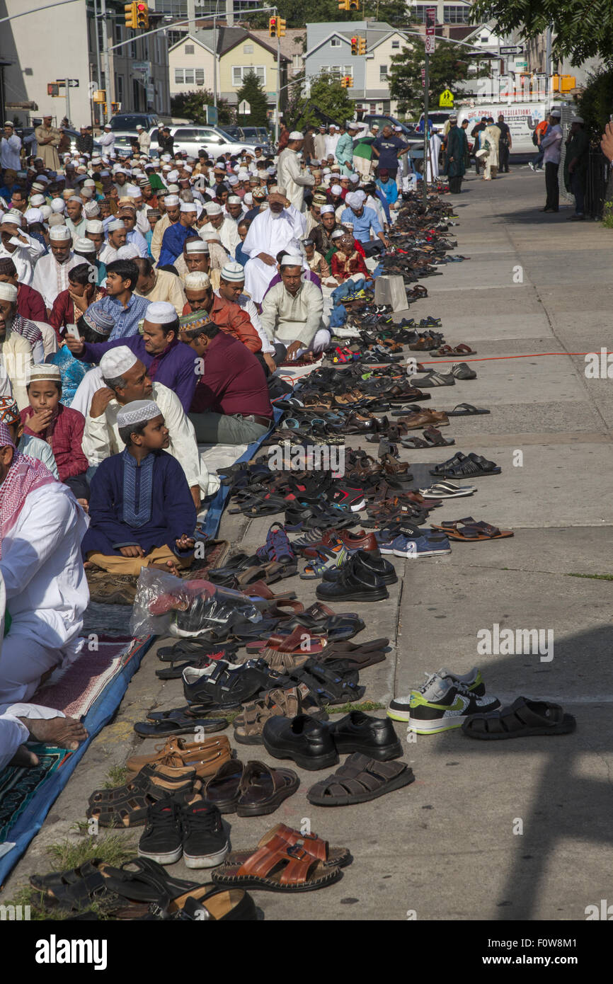 Muslims pray outside a mosque in Kensington, Brooklyn, NY for "Eid al ...