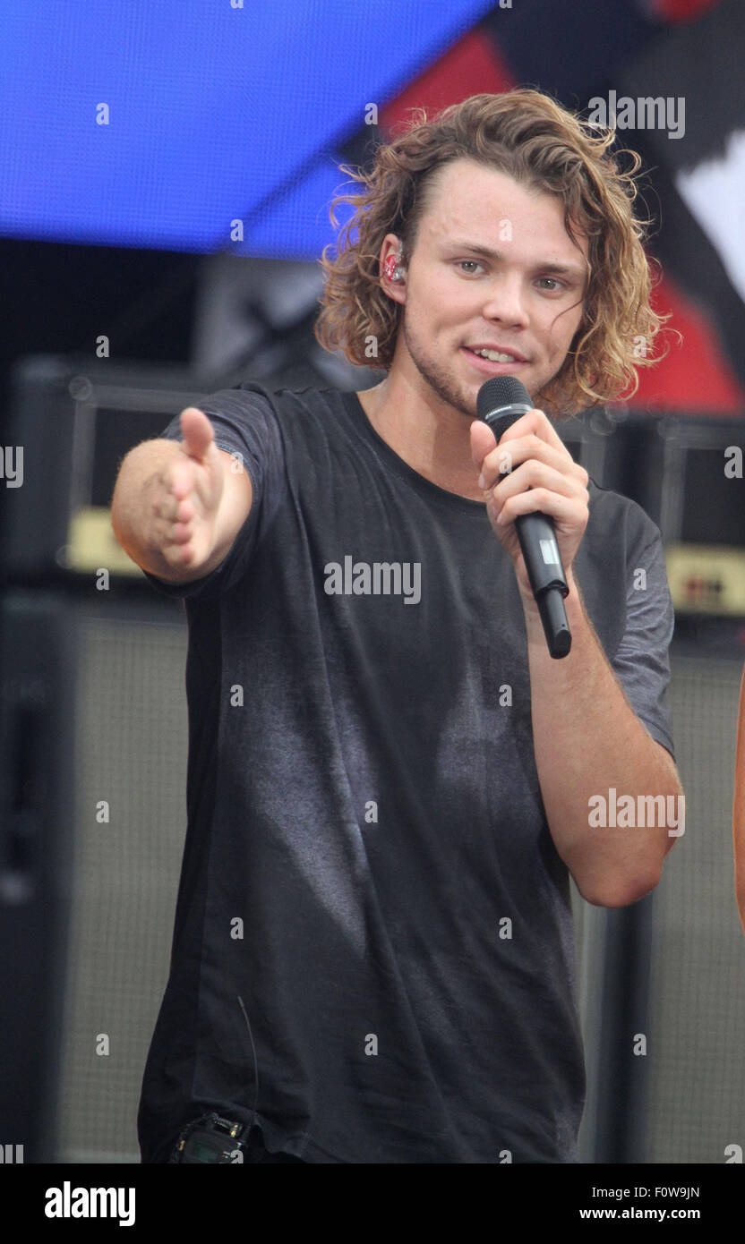 New York, USA. 21st Aug, 2015. Musician ASHTON IRWIN from the band 5 ...