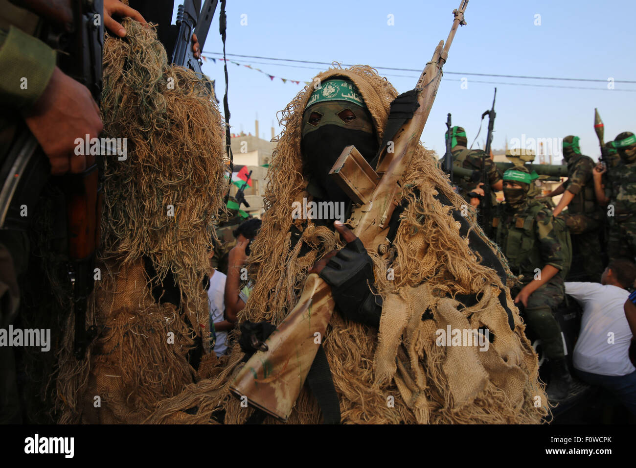 (150821) -- GAZA. 21, 2015 (Xinhua) -- Palestinian members of the al ...