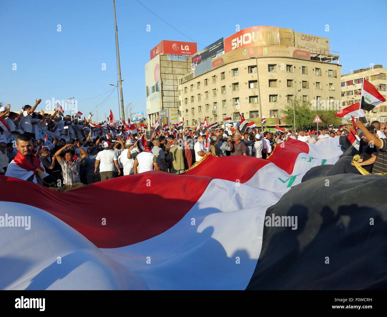 Angry iraqis hi-res stock photography and images - Alamy
