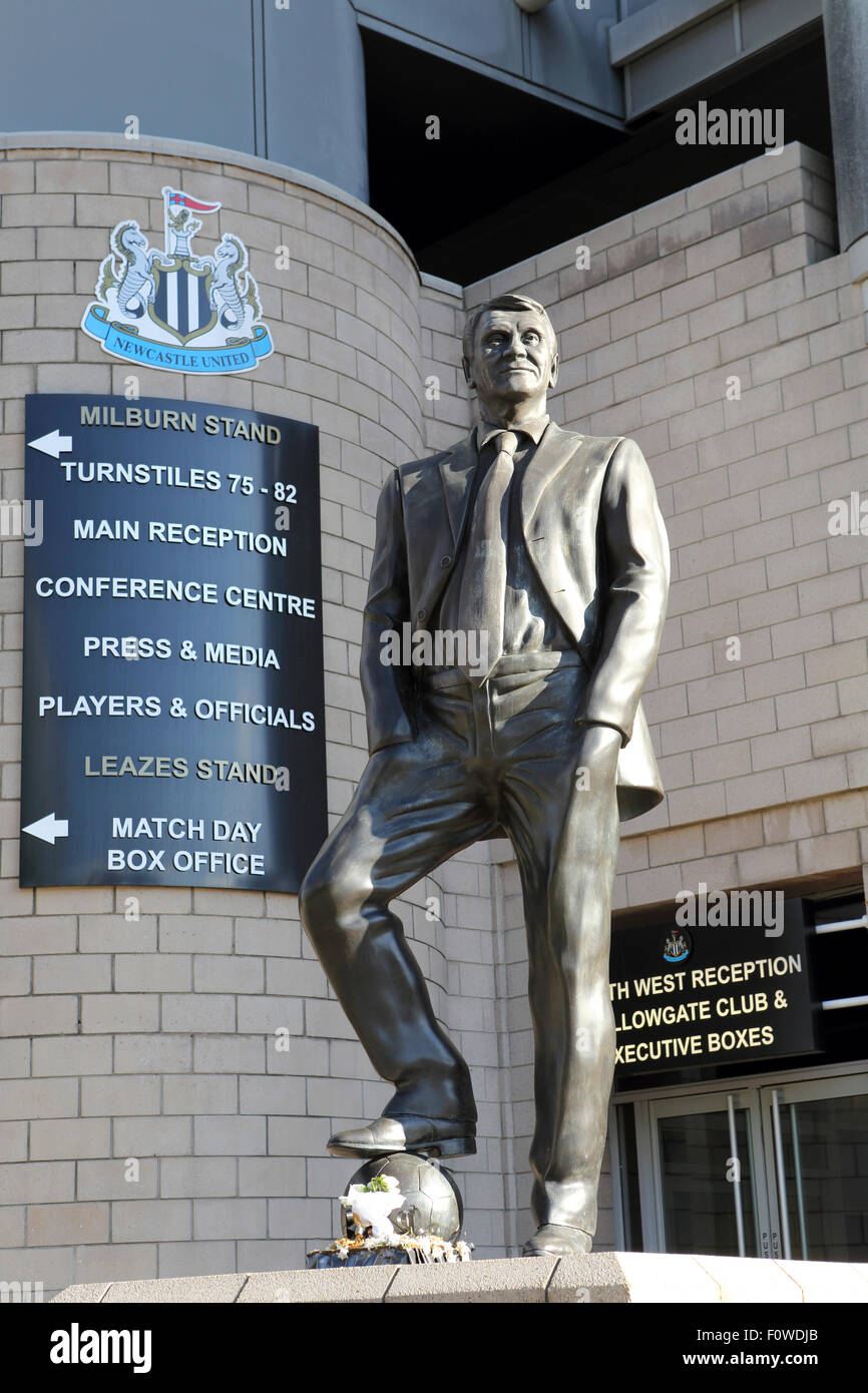 Sir Bobby Robson statue at St James' Park in Newcastle-upon-Tyne ...