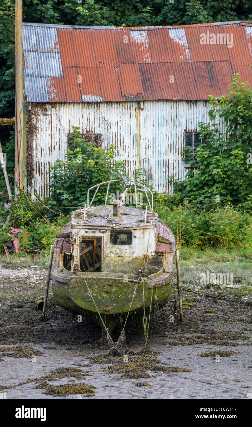 Broken shack hi-res stock photography and images - Alamy