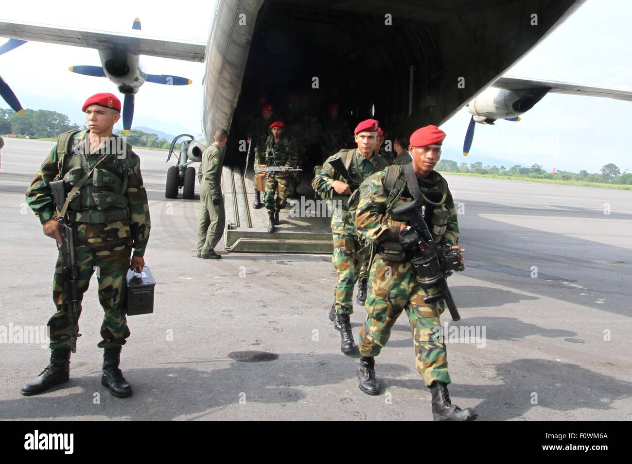 Members venezuelan bolivarian national guard hi-res stock photography ...
