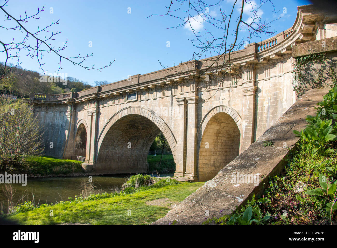 Dundas Aqueduct carrying Kennet and Avon Canal over the river Avon and ...