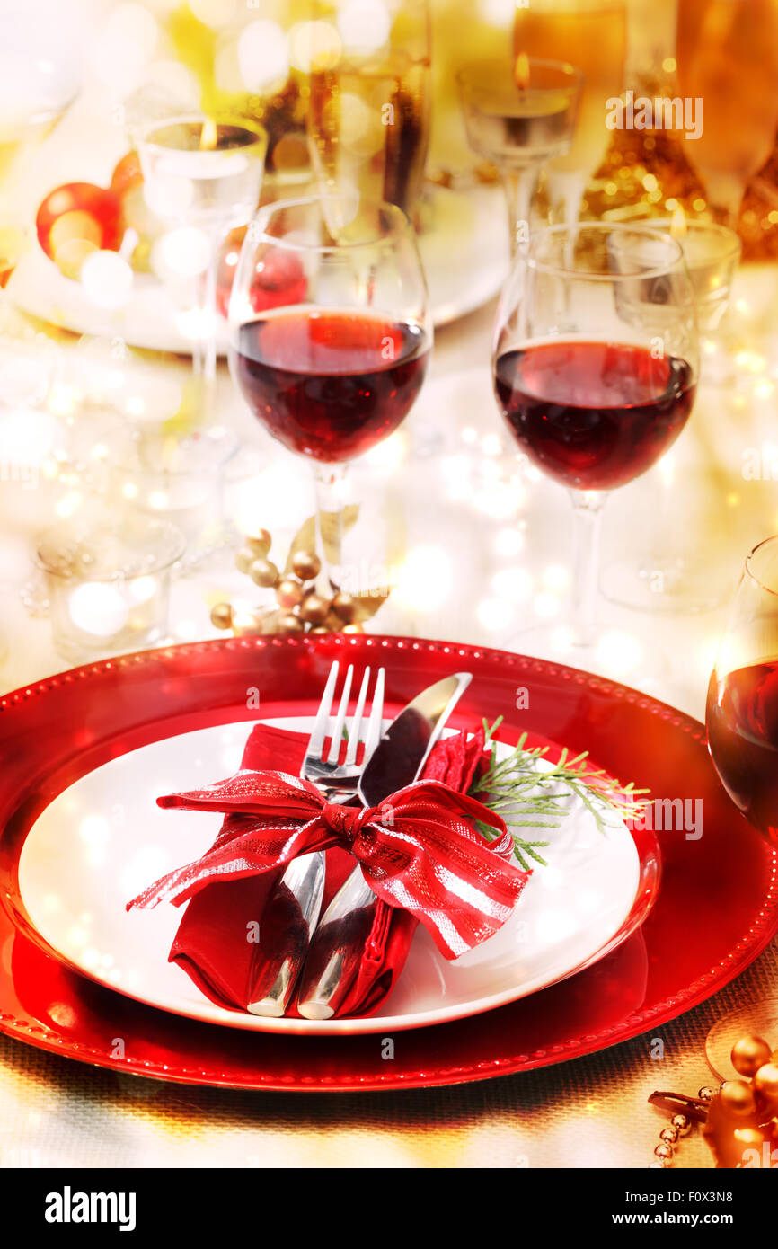 Red table setting hi-res stock photography and images - Alamy