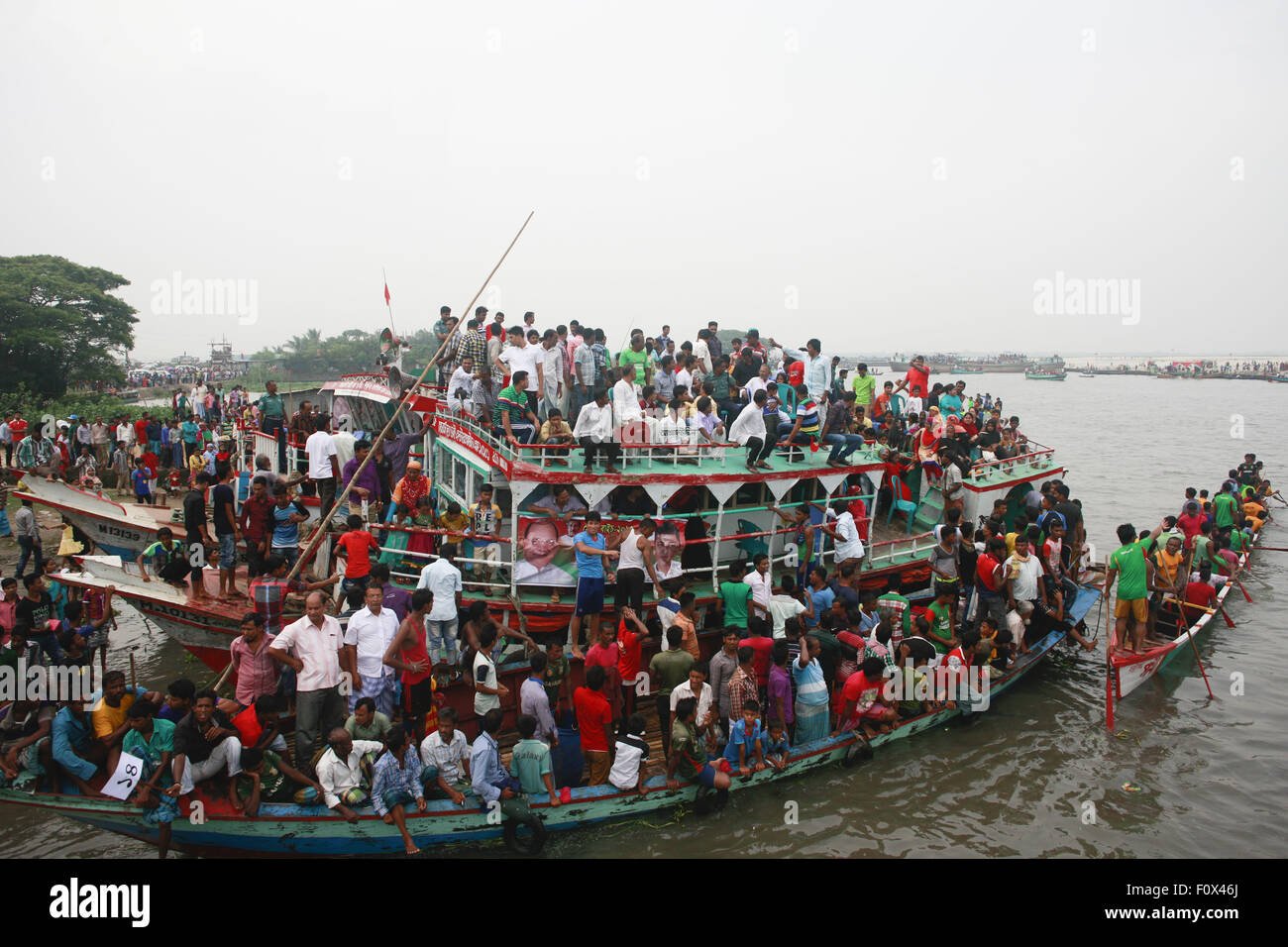 Dhaka, Bangladesh. 22nd Aug, 2015. Bangladeshi people gathered at the ...