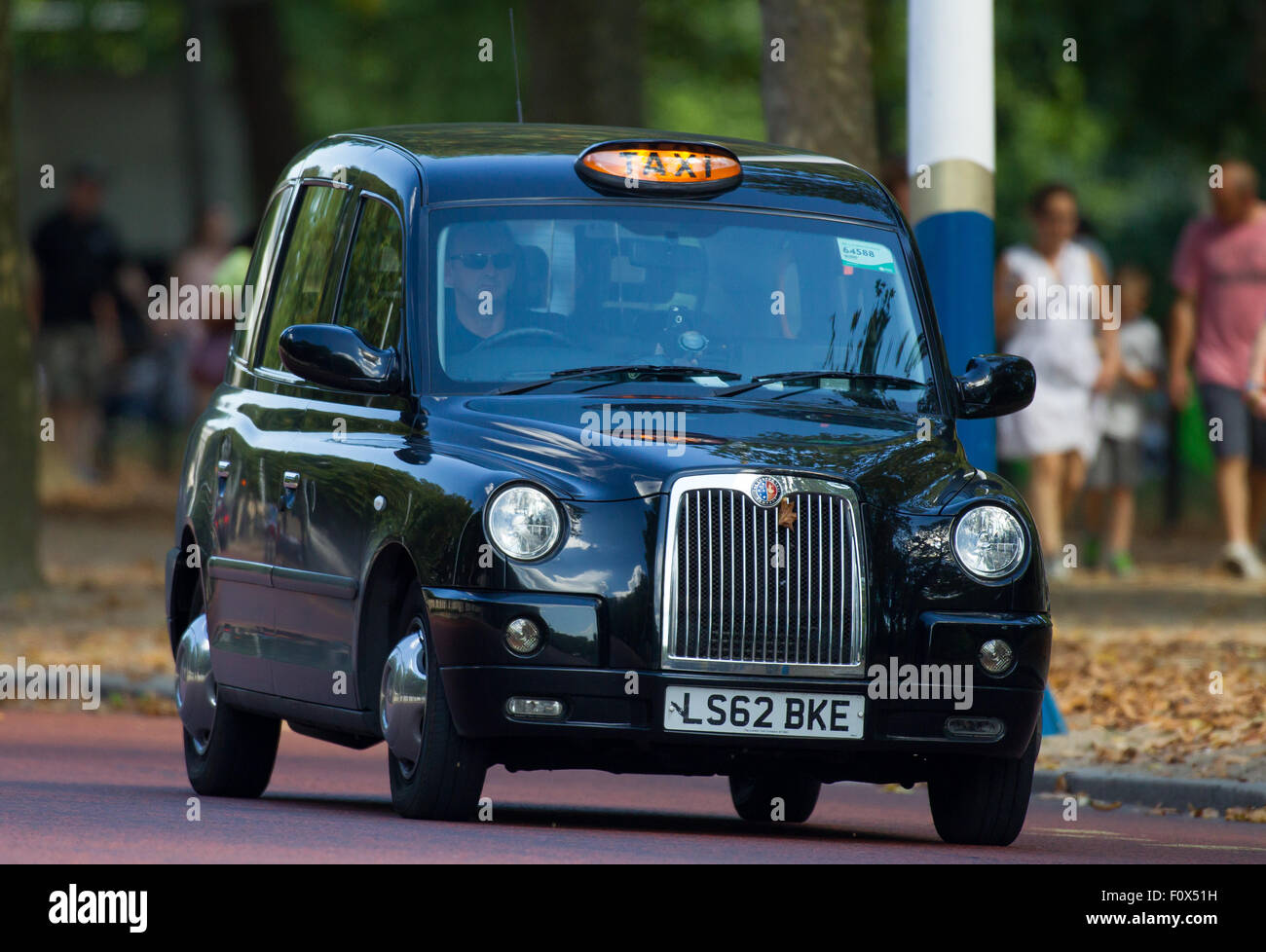 Black cab cutout hi-res stock photography and images - Alamy