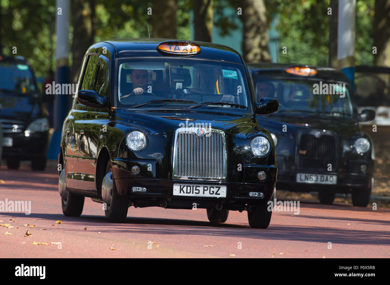 A London black taxi cab on the Mall Stock Photo - Alamy