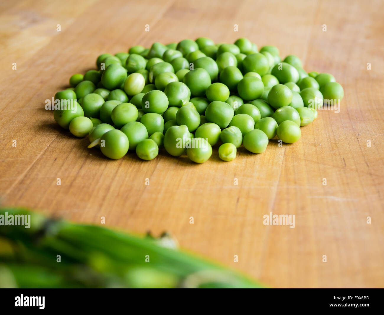 Pile of podded peas Stock Photo - Alamy