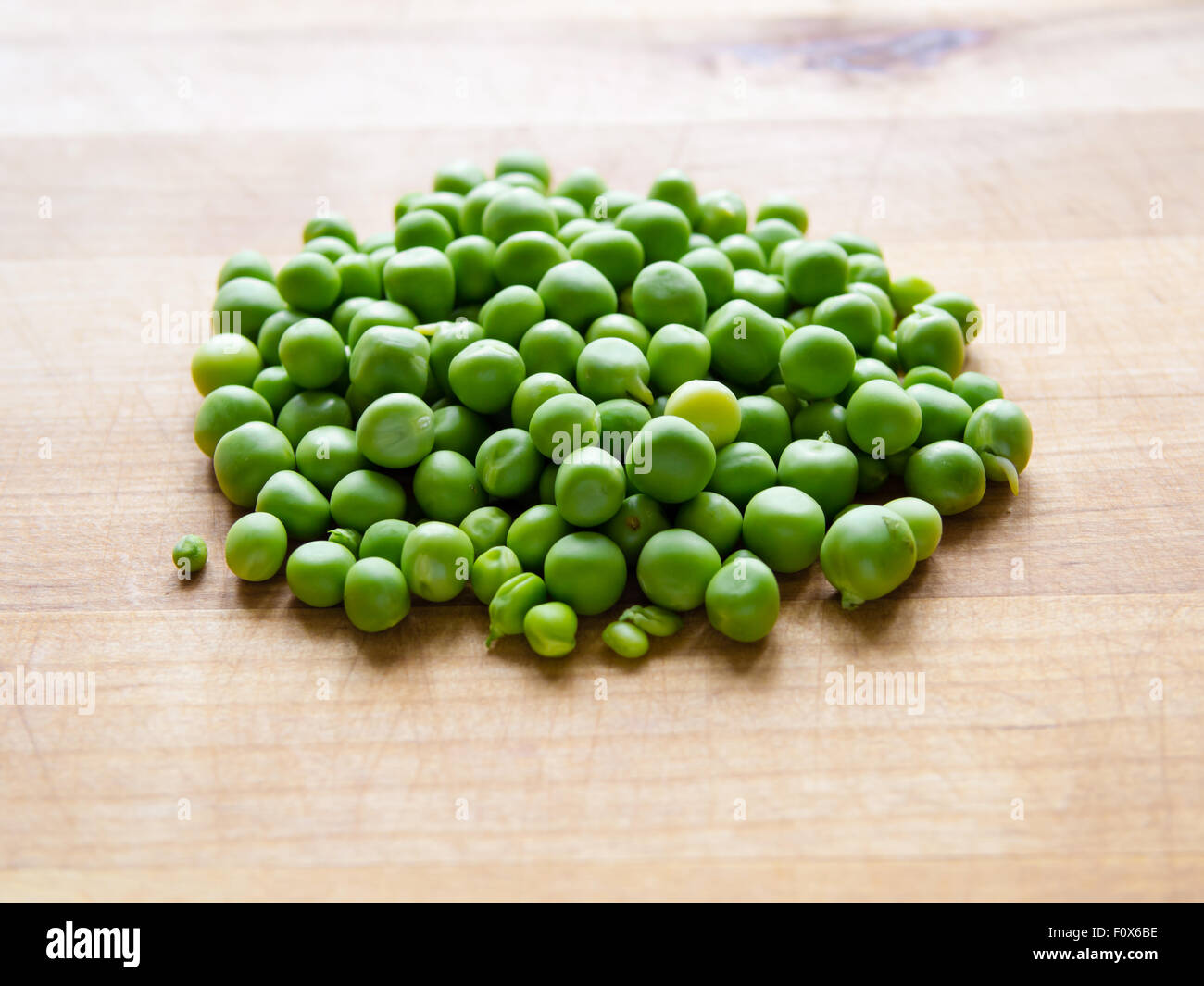 Pile of podded peas Stock Photo - Alamy