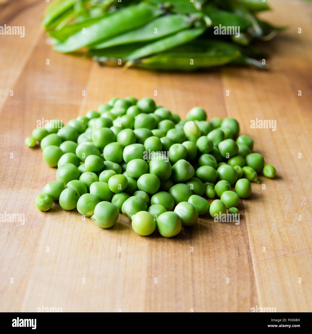 Pile of podded peas, soft focus Stock Photo - Alamy