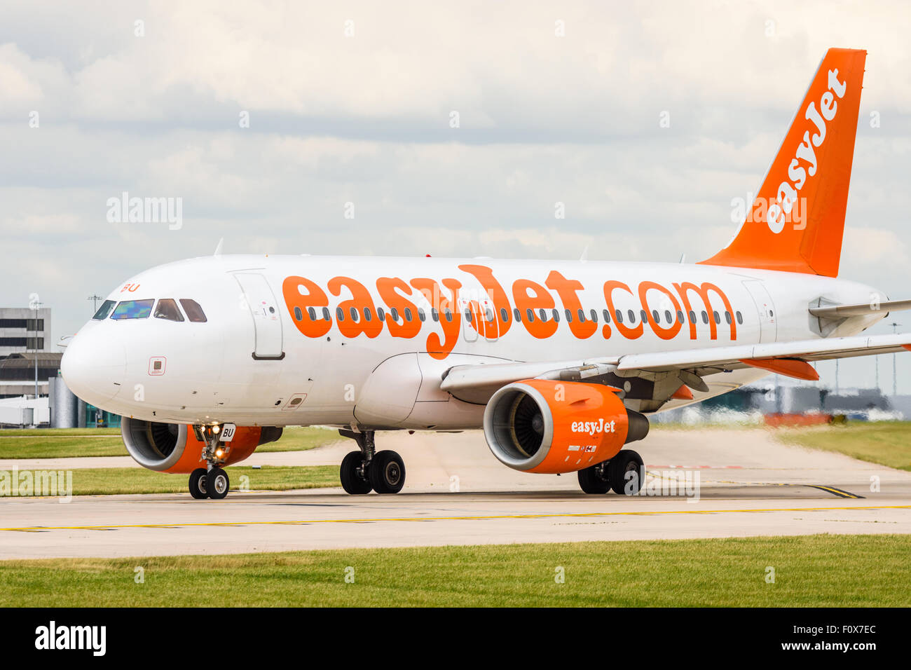 Aircraft easyjet europe airbus a319 100 hi-res stock photography and ...