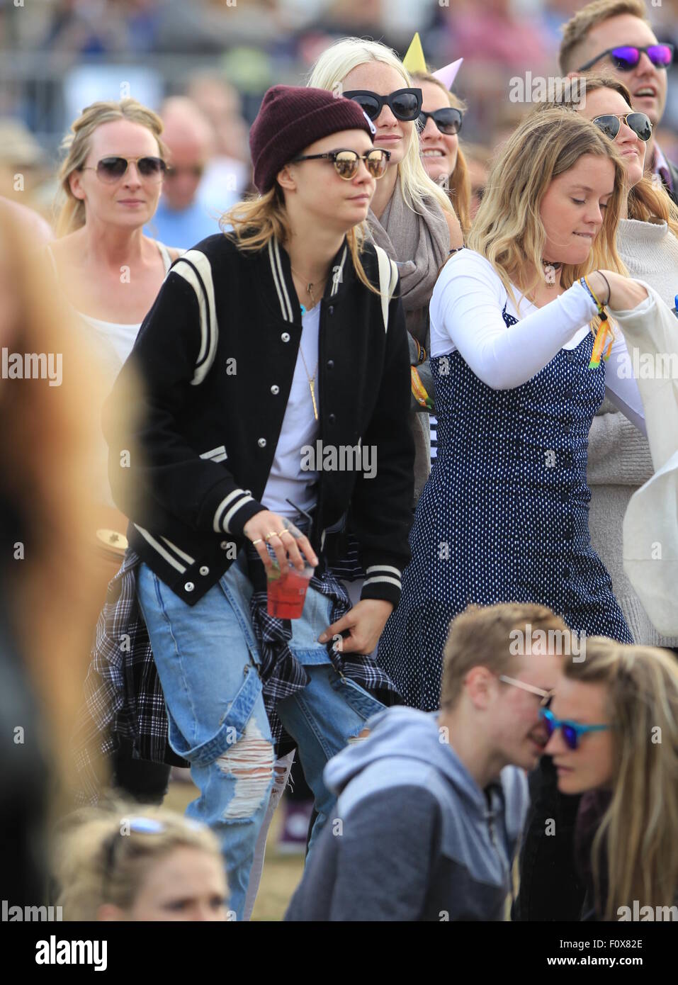 Cara Delevingne watches Grace Jones' performance at the Barclaycard ...