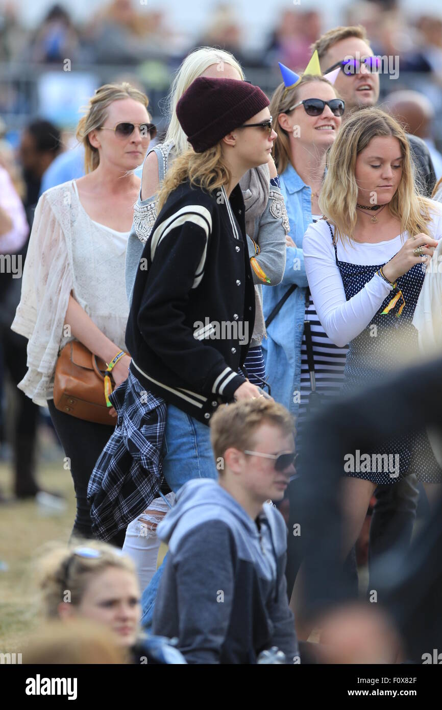 Cara Delevingne watches Grace Jones' performance at the Barclaycard ...
